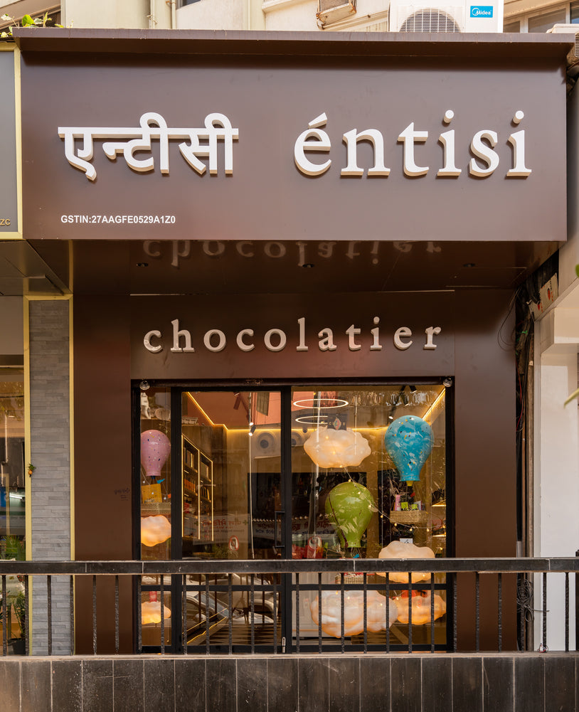 Buy Chocolates & Cakes Online - Best Chocolate Gifts Box in India | éntisi