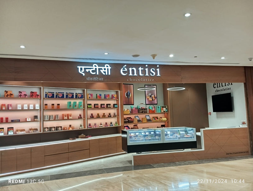 Buy Chocolates & Cakes Online - Best Chocolate Gifts Box in India | éntisi